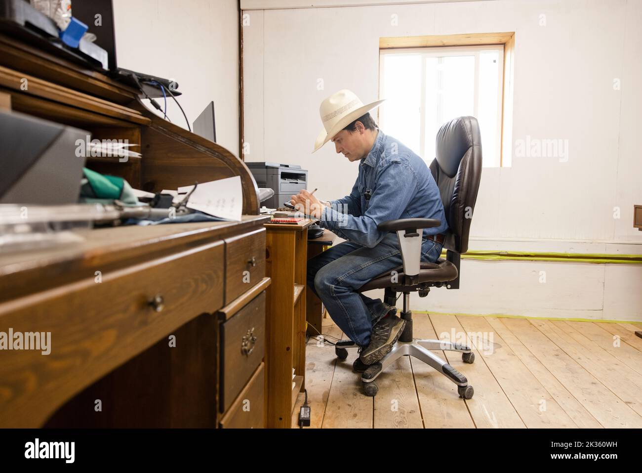 Male white desk hi-res stock photography and images - Alamy