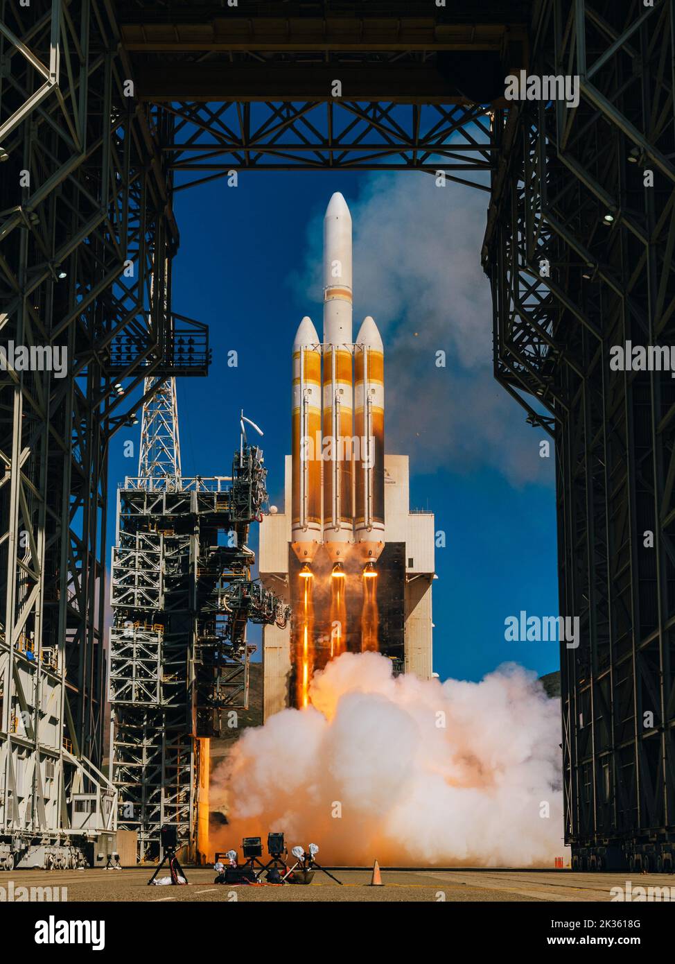 The United Launch Alliance (ULA) Delta IV Heavy rocket launches from ...