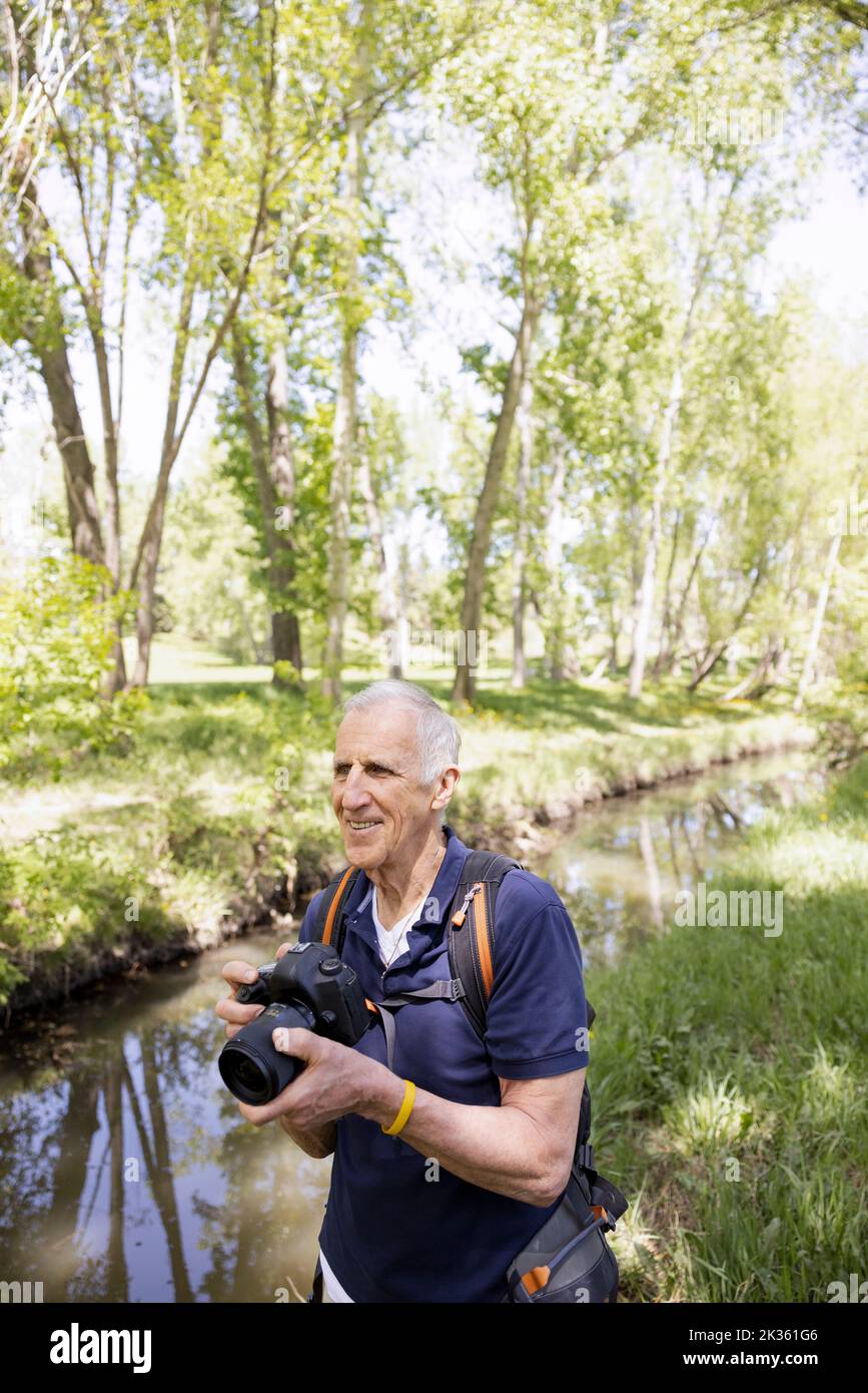 Man and camera hi-res stock photography and images - Alamy