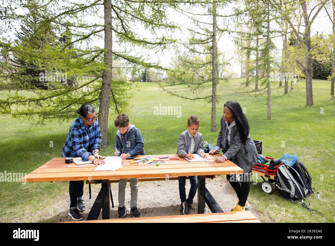 Family time table hi-res stock photography and images - Alamy