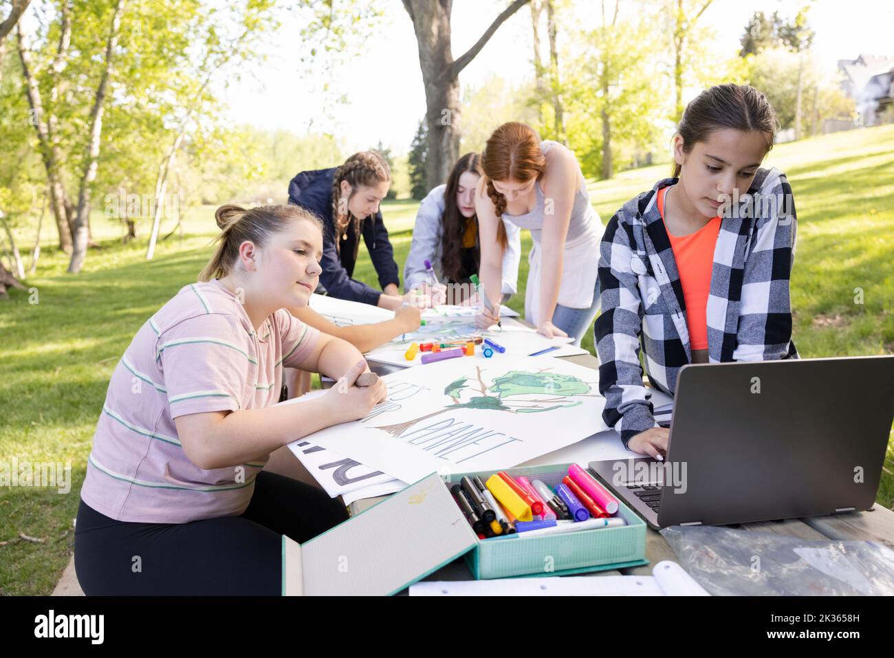 Pre teen girl in art hi-res stock photography and images - Alamy