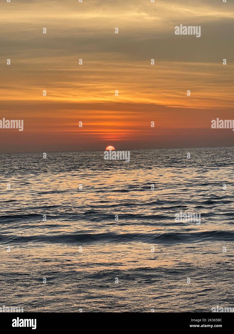 Stunning ocean sunset views hi-res stock photography and images - Alamy