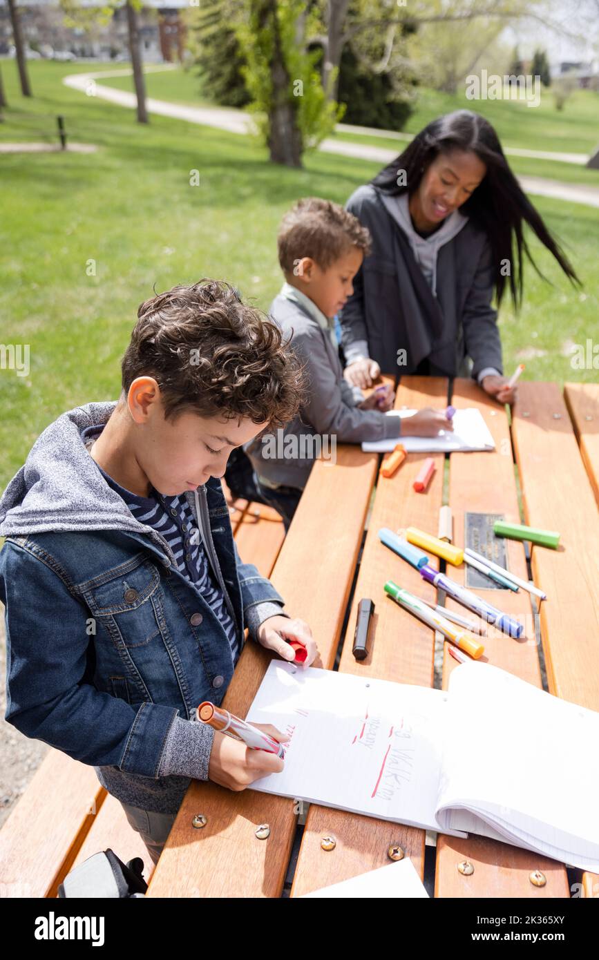 Children drawing together table hi-res stock photography and images - Alamy