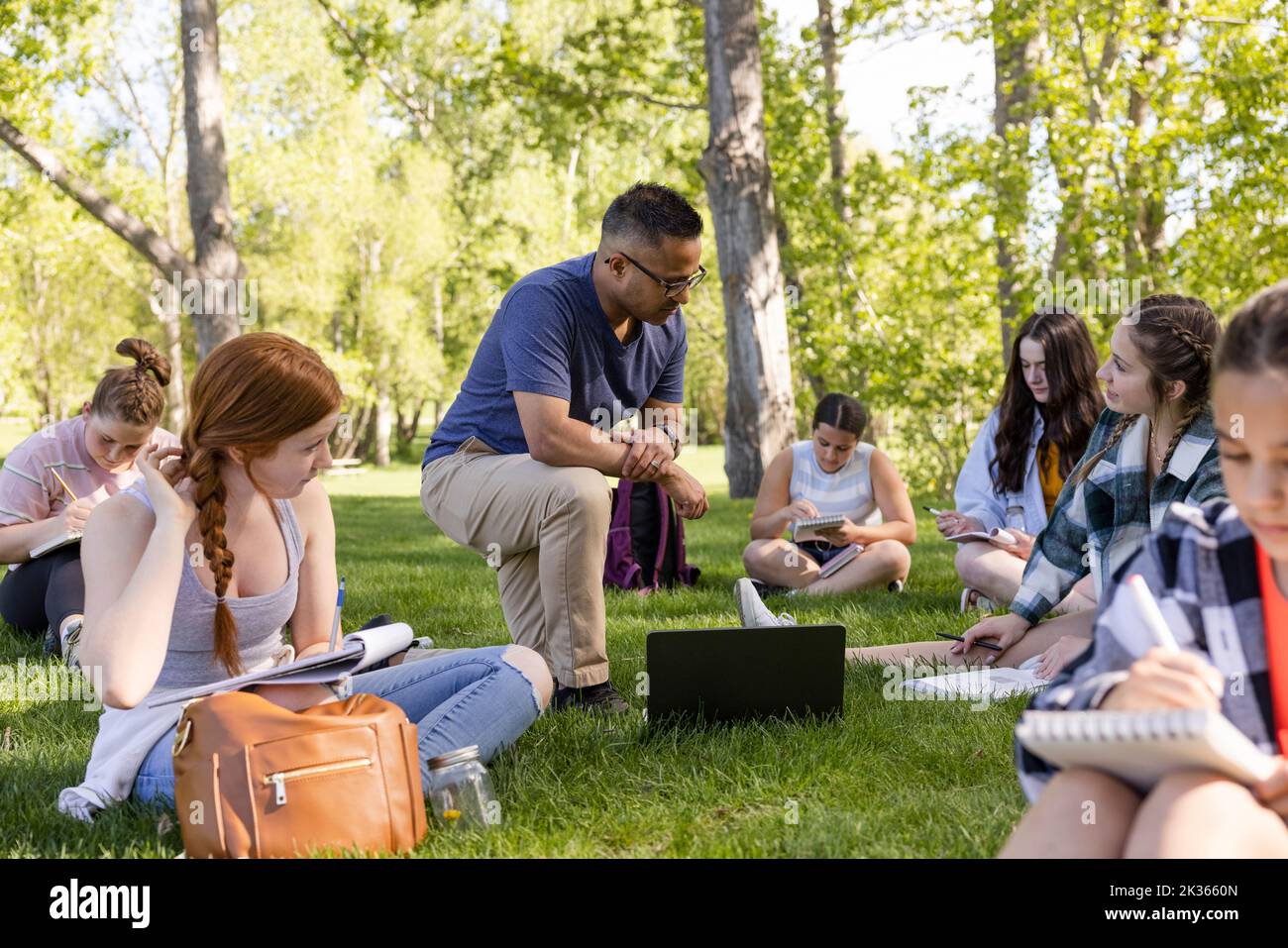 Classroom student teacher talk hi-res stock photography and images - Alamy