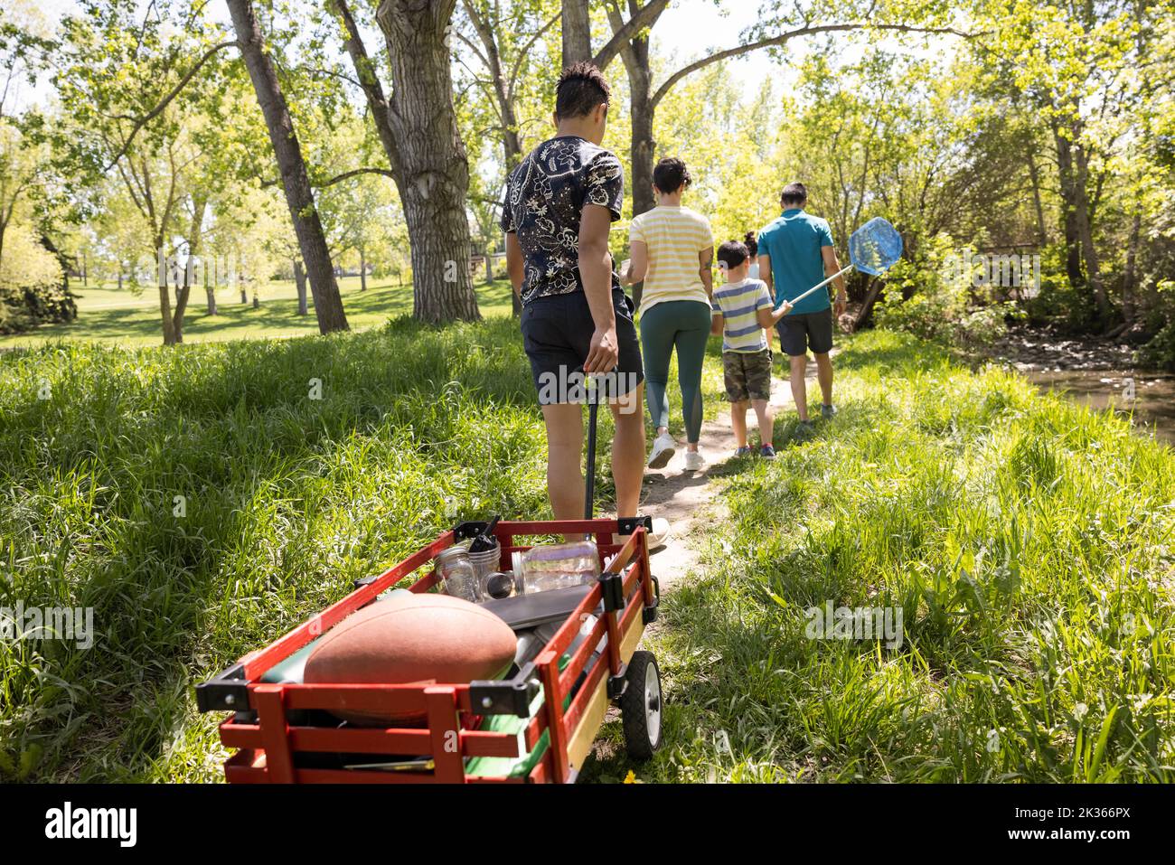 Man pulling cart hi-res stock photography and images - Alamy