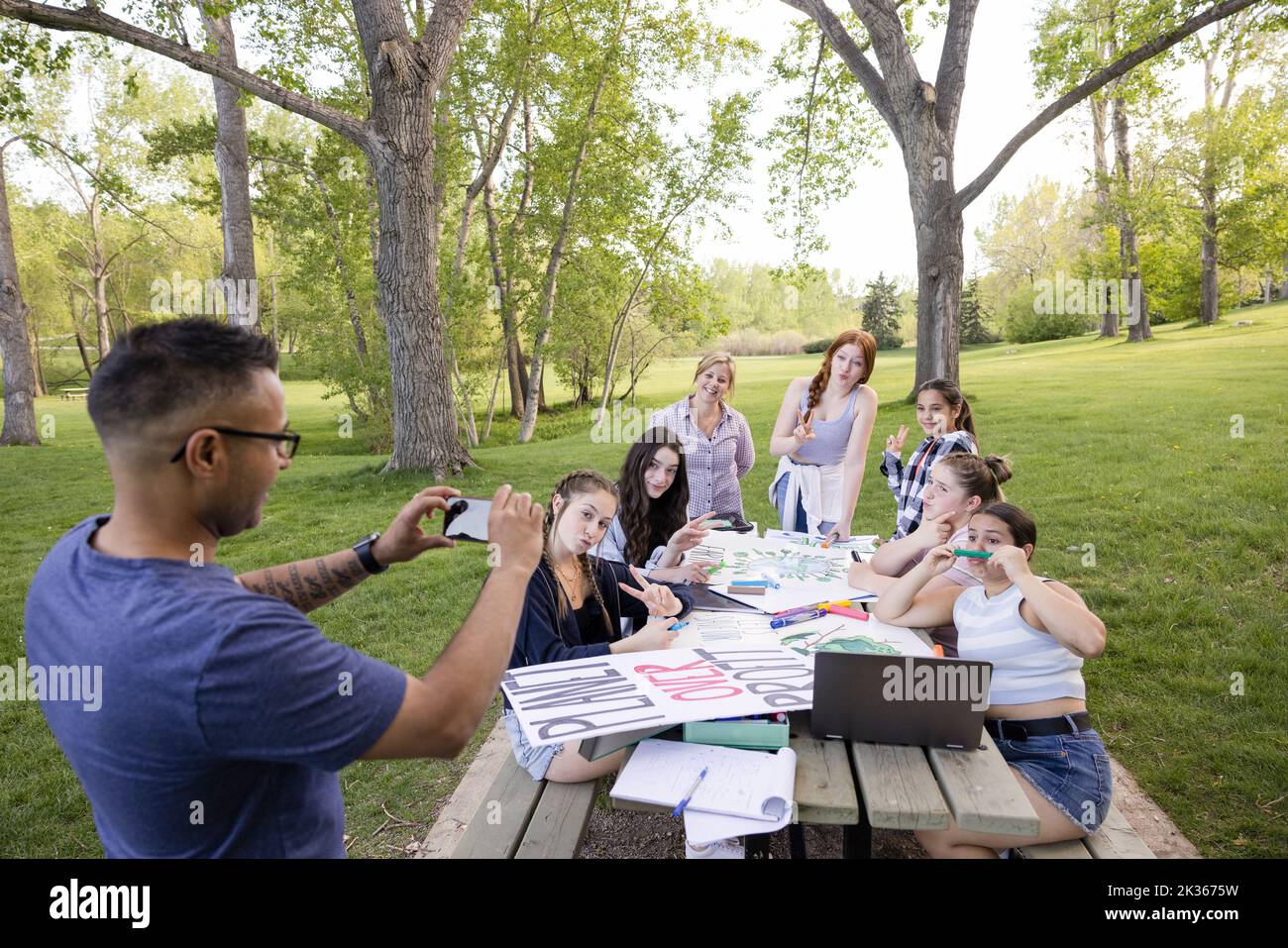 Pre teen girl in art hi-res stock photography and images - Alamy