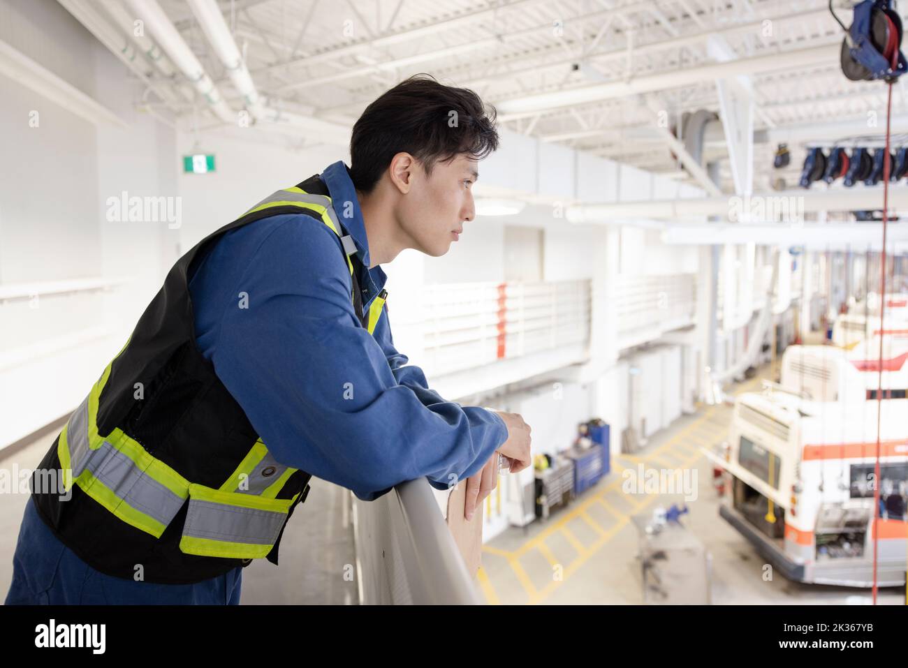 Platform worker hi-res stock photography and images - Alamy