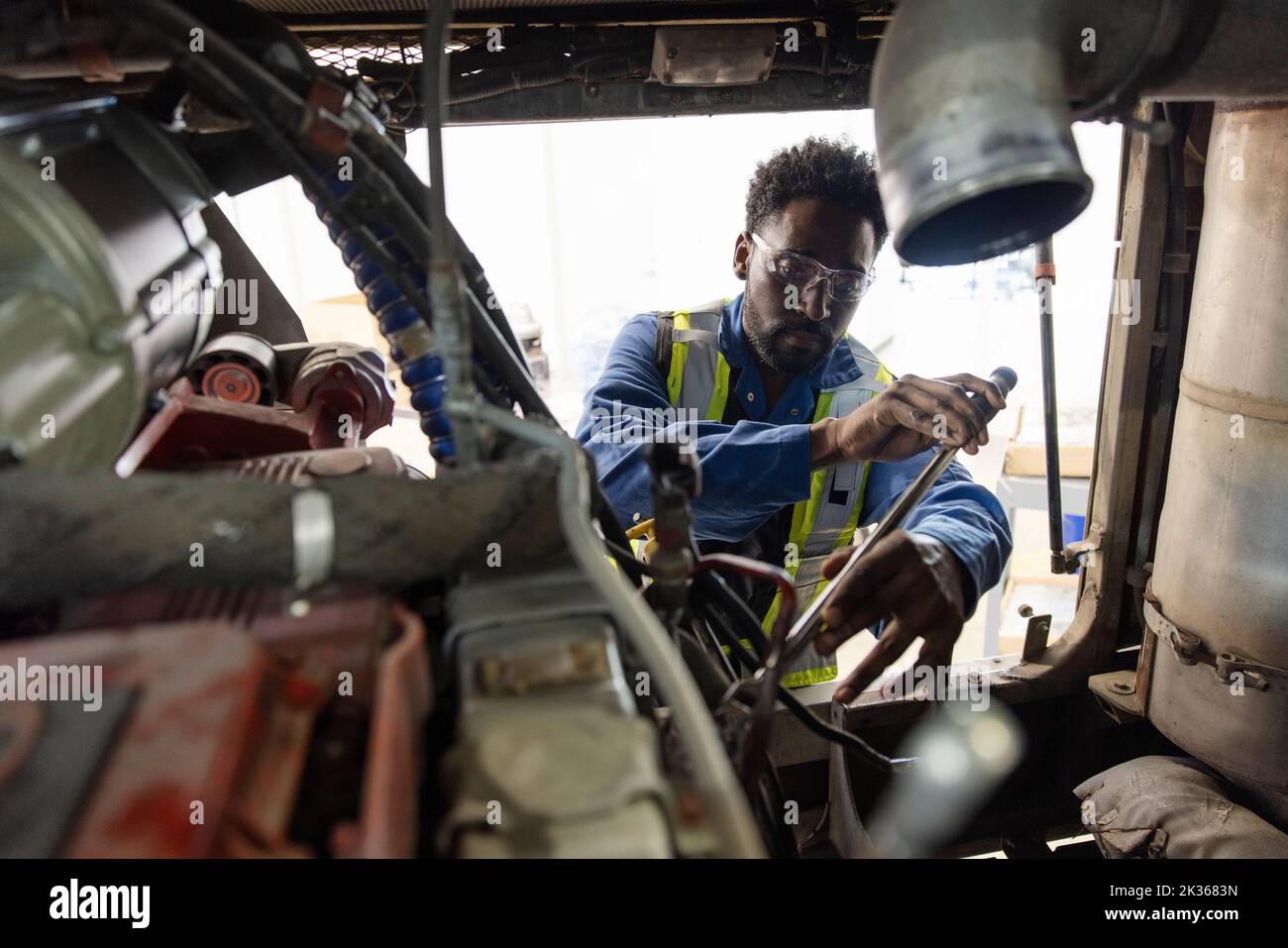 Mechanic fixing hi-res stock photography and images - Alamy