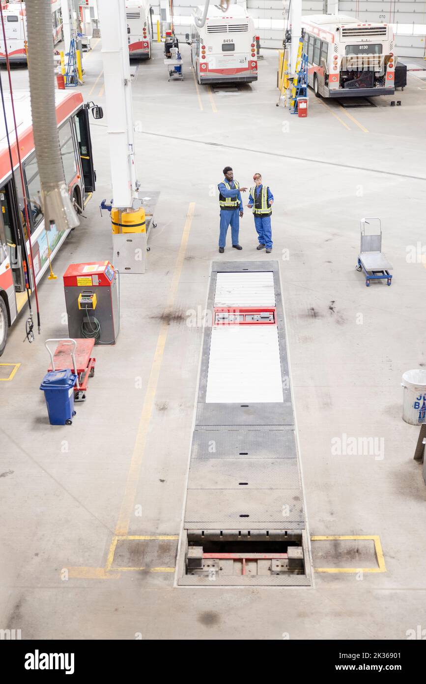 Transit garage hi-res stock photography and images - Alamy