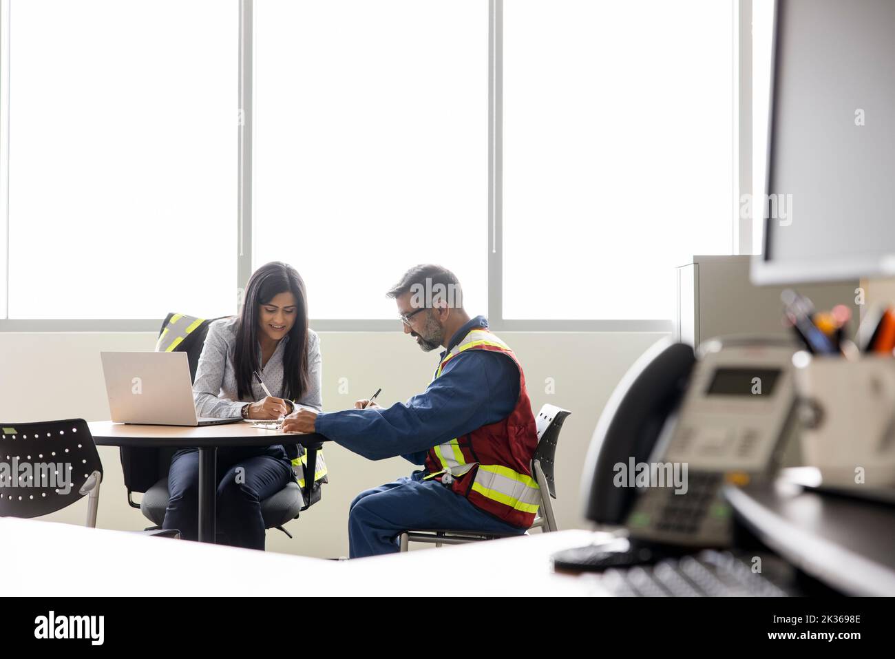 Office table hi-res stock photography and images - Alamy
