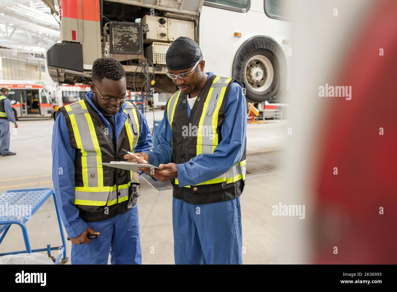 Technician working in clipboard hi-res stock photography and images - Alamy