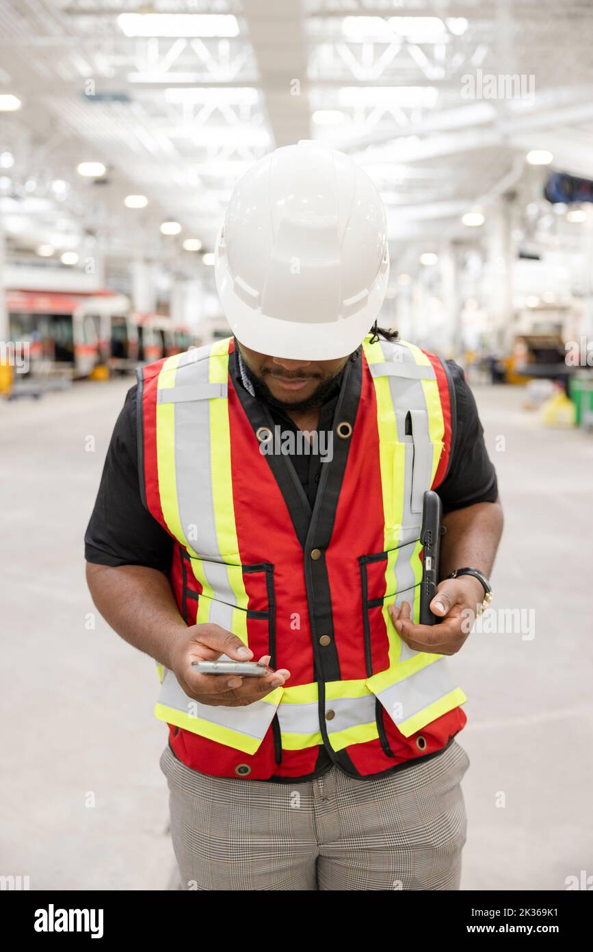 Smart maintenance man hi-res stock photography and images - Alamy