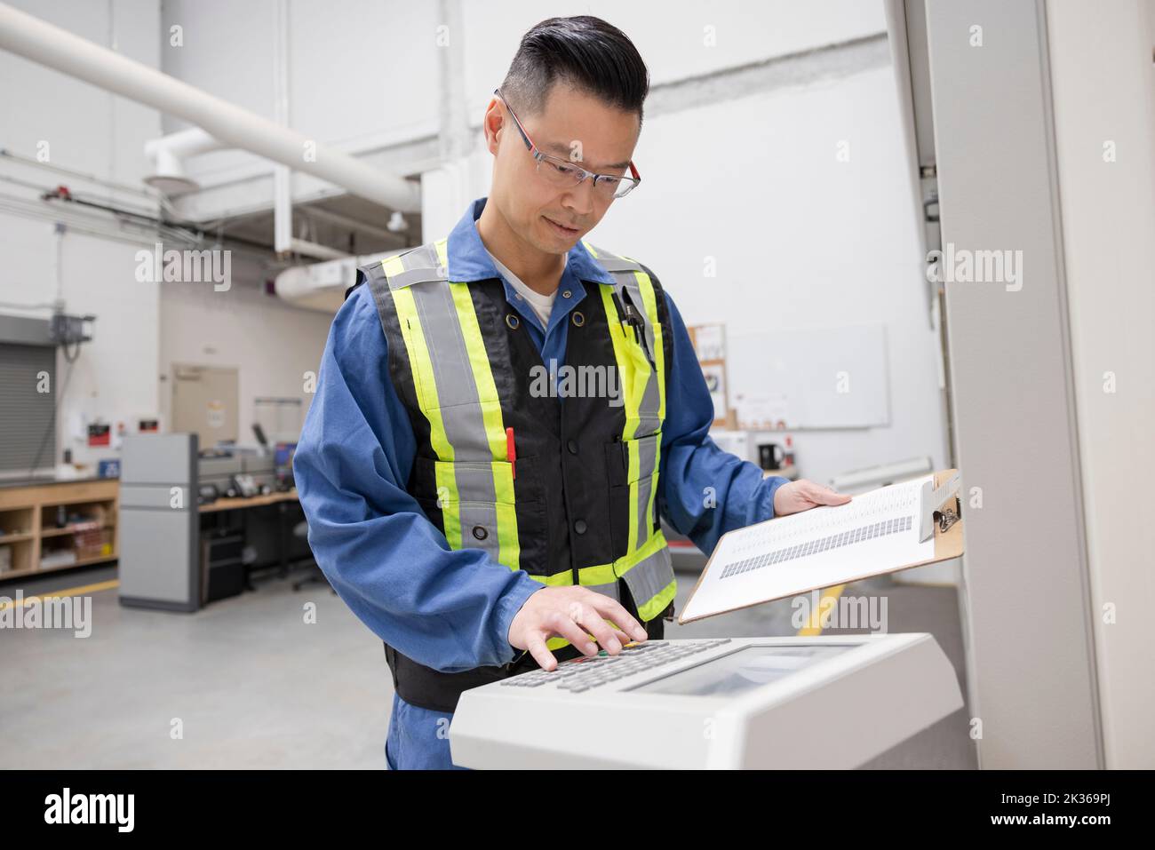 Using equipment hi-res stock photography and images - Alamy