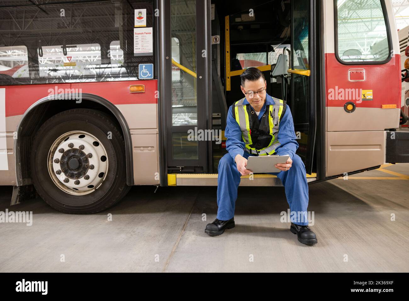 Men with clipboard in garage hi-res stock photography and images - Alamy