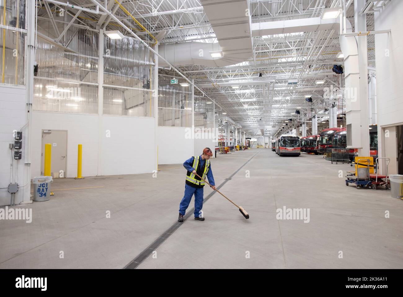Transit garage hi-res stock photography and images - Alamy
