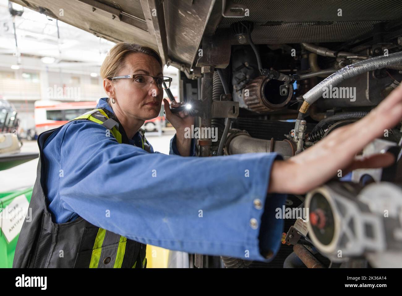 Mechanic working hi-res stock photography and images - Alamy