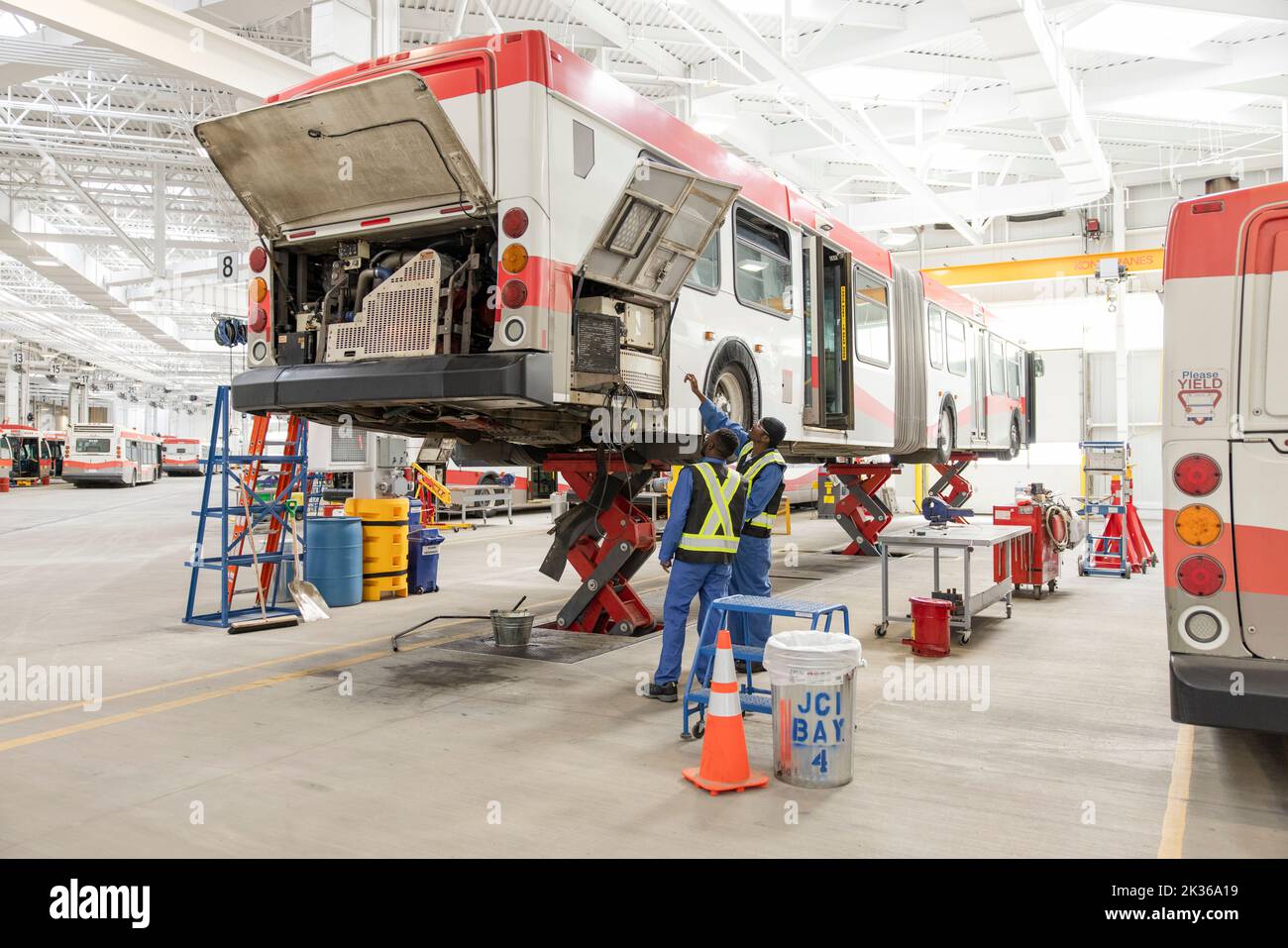 African american mechanics hi-res stock photography and images - Alamy