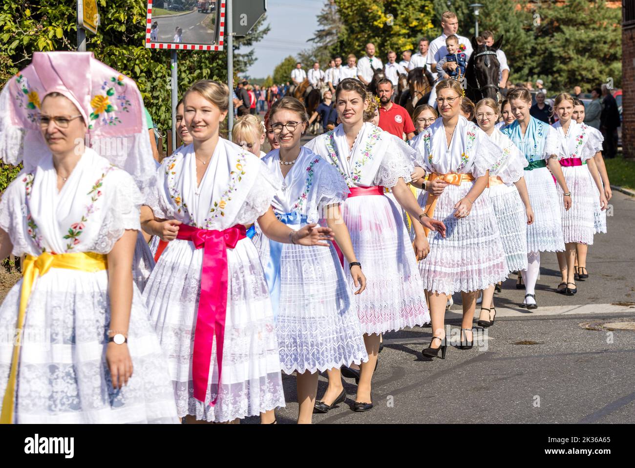 Neu Zauche, Germany. 24th Sep, 2022. Young women in Sorbian/Wendish ...