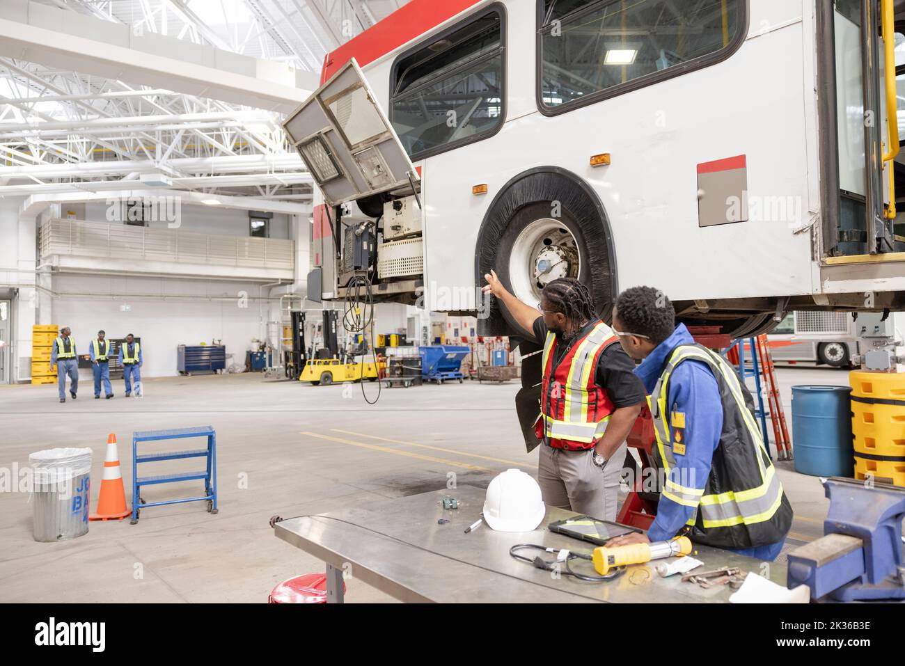 Skilled mechanics hi-res stock photography and images - Alamy