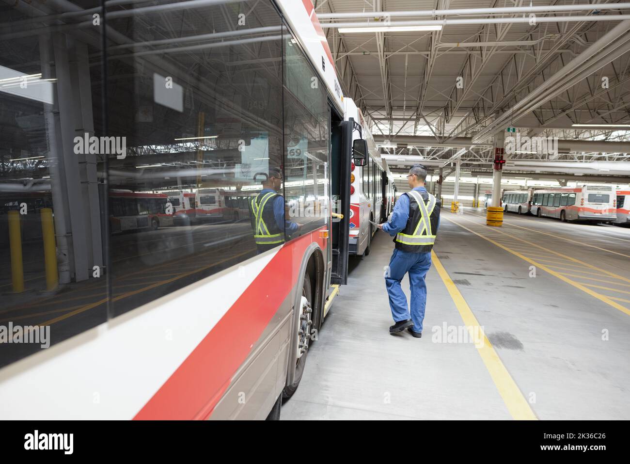 Transit garage hi-res stock photography and images - Alamy