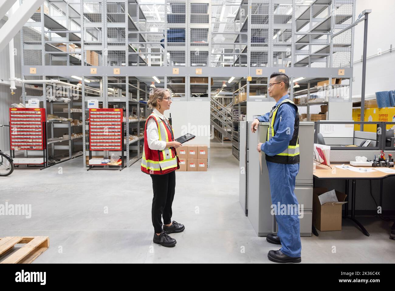 Manager talking worker hi-res stock photography and images - Alamy