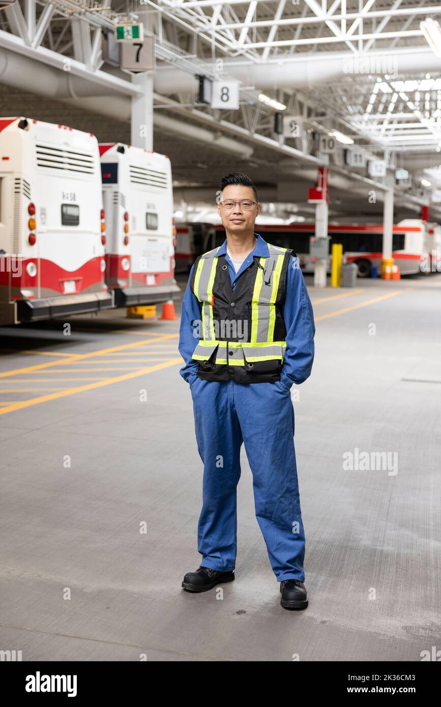 Bus in garage hi-res stock photography and images - Alamy
