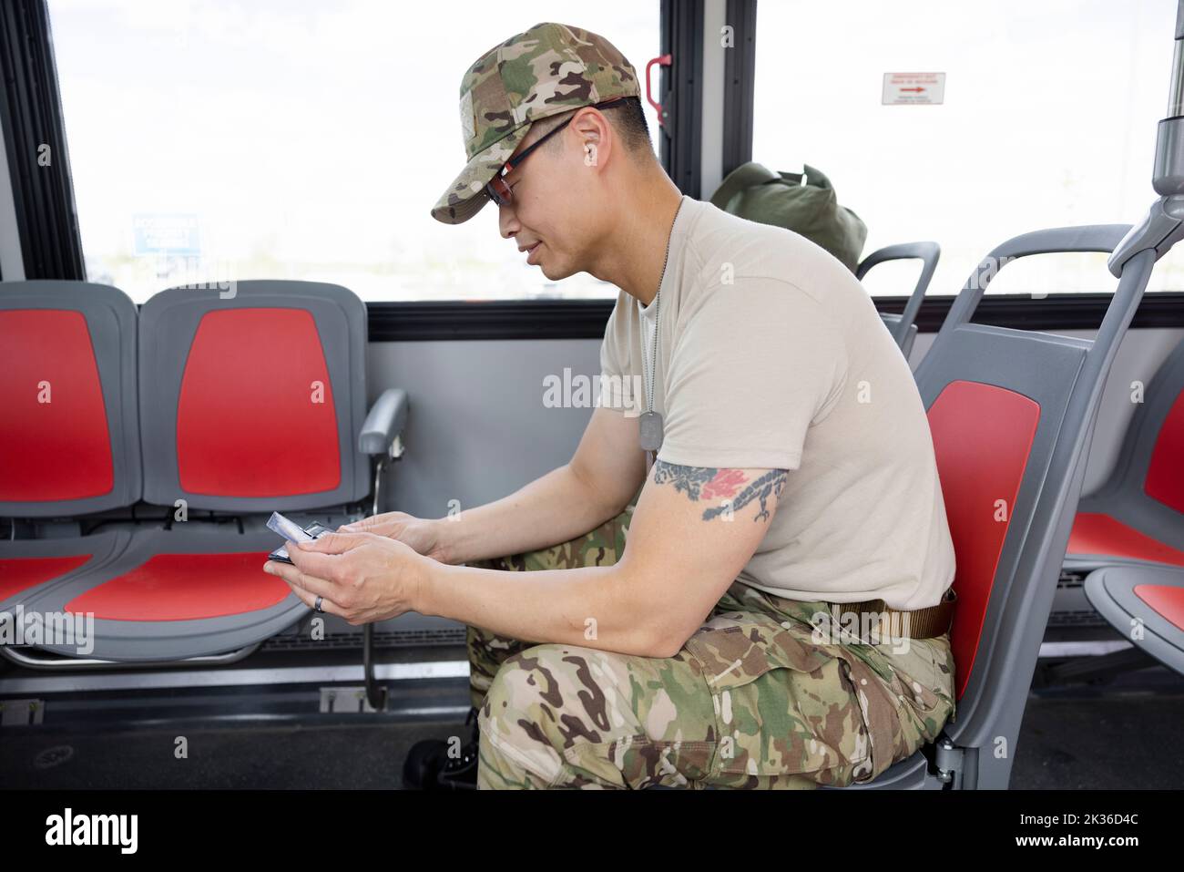 Soldier cell phone hi-res stock photography and images - Alamy