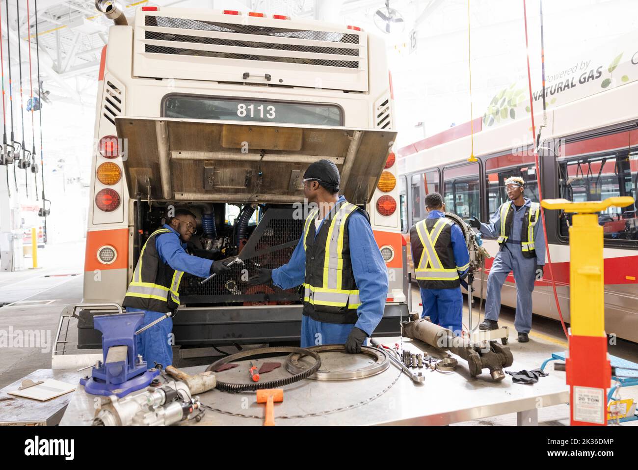 African american mechanics hi-res stock photography and images - Alamy