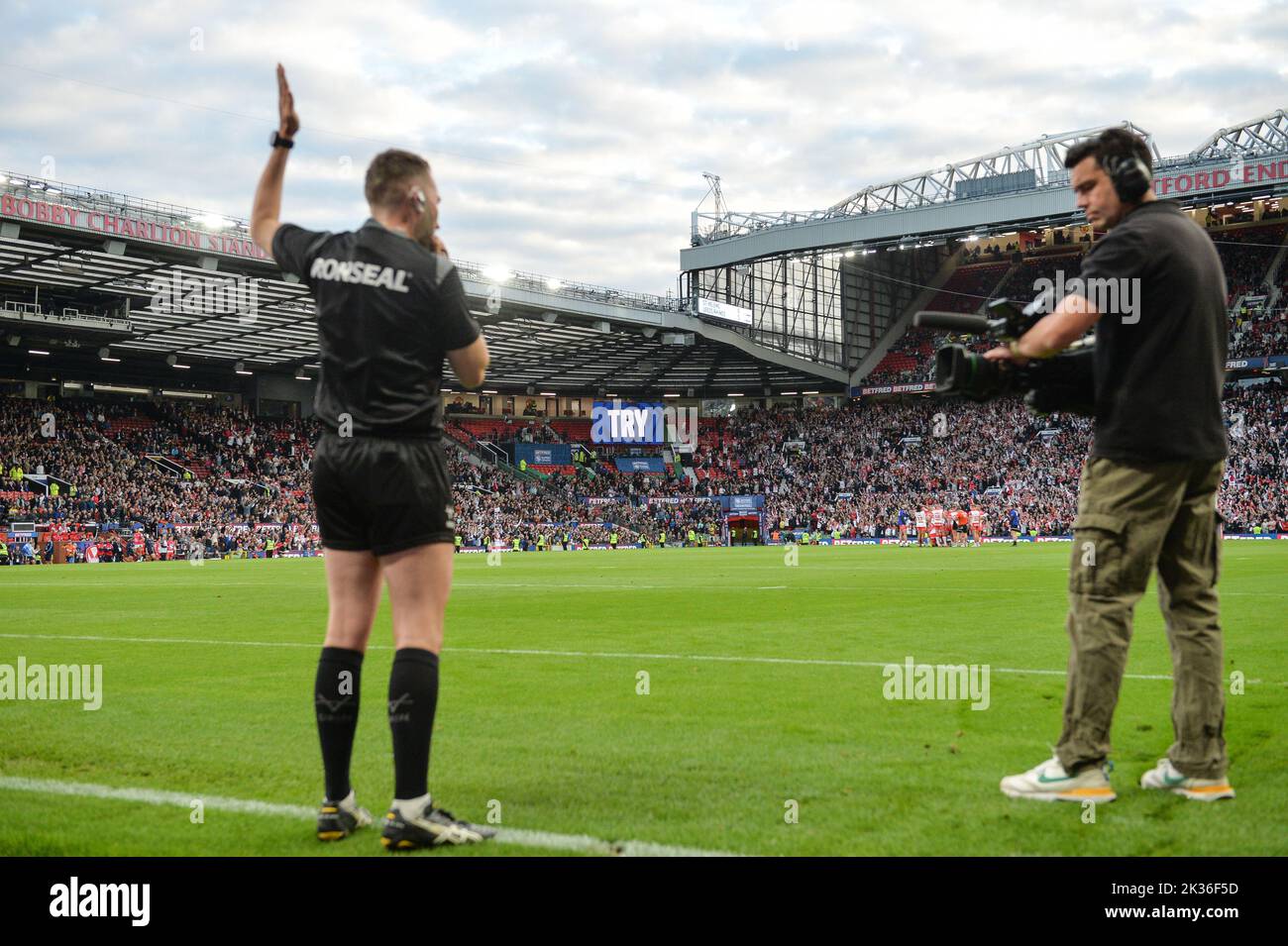 Manchester, England -24th September 2022 - Referee Liam Moore awards the try. Rugby League ...