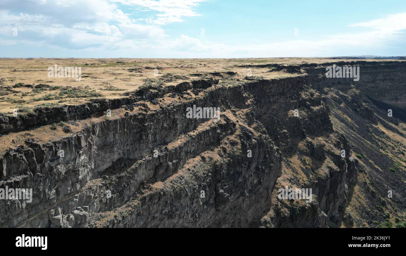 The top of a highland cliff against blue cloudy sky Stock Photo - Alamy