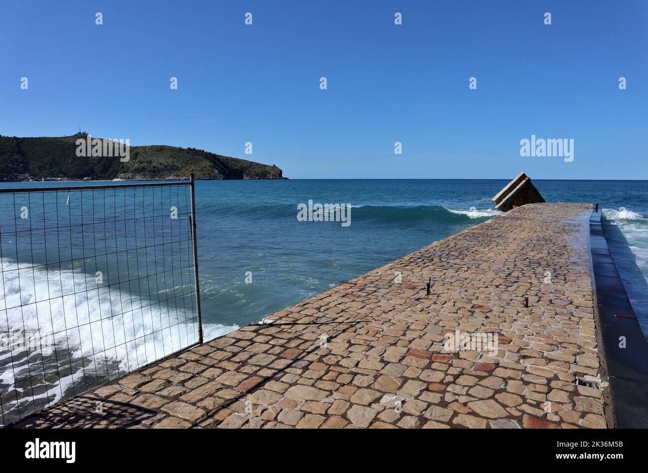 Palinuro - Pontile del Molo dei Francesi danneggiato dal mare Stock ...