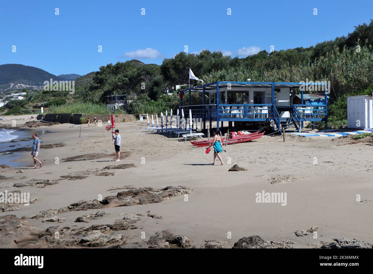 Palinuro - Turisti sulla spiaggia del Lido Bau Bau Beach Stock Photo ...