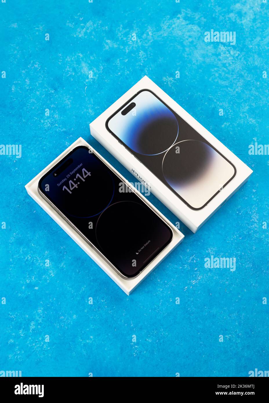 Debut of iphone 14 hi-res stock photography and images - Alamy