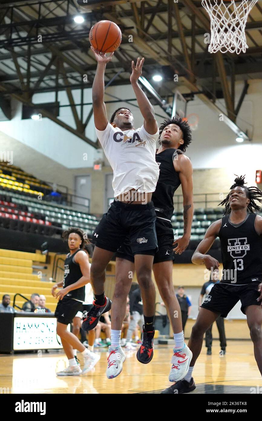 A basketball player shooting the ball into the hoop Stock Photo - Alamy