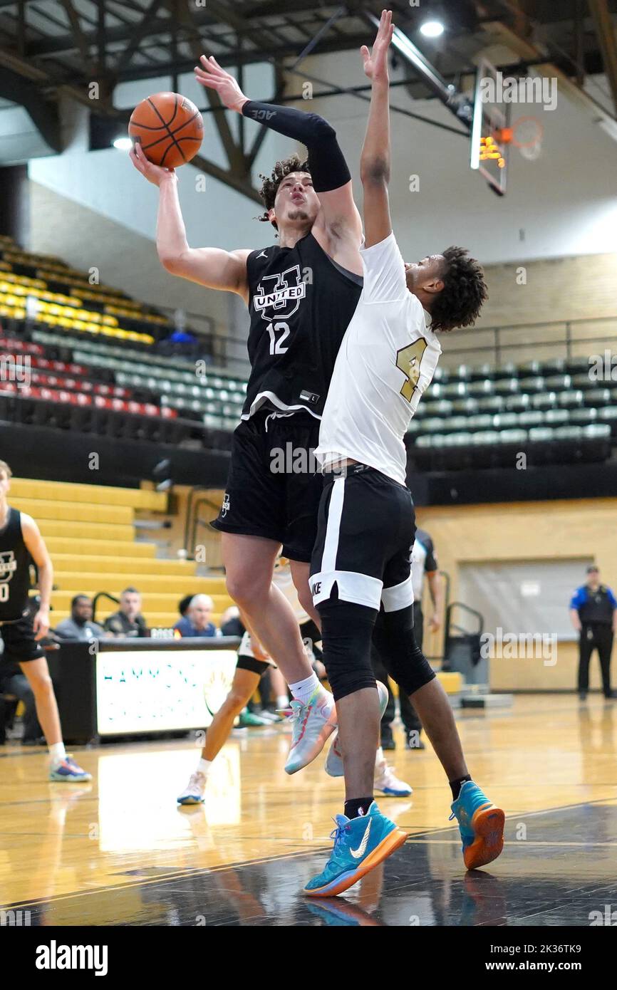 A basketball player dunking the ball into the hoop Stock Photo - Alamy