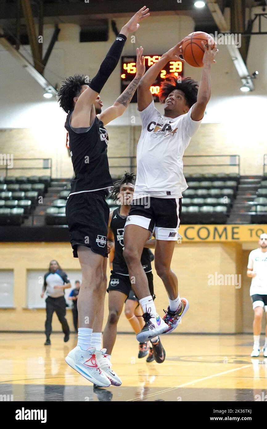 A basketball player shooting the ball into the hoop Stock Photo - Alamy