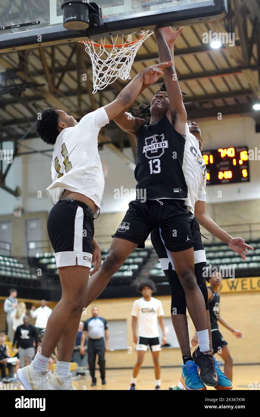 A basketball player dunking the ball into the hoop Stock Photo - Alamy