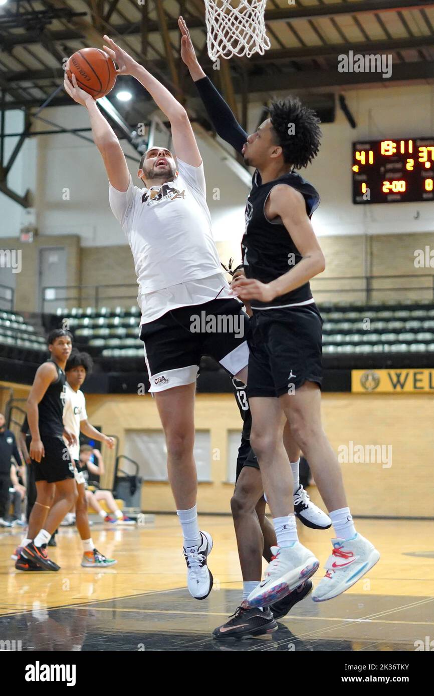 A basketball player shooting the ball into the hoop Stock Photo - Alamy