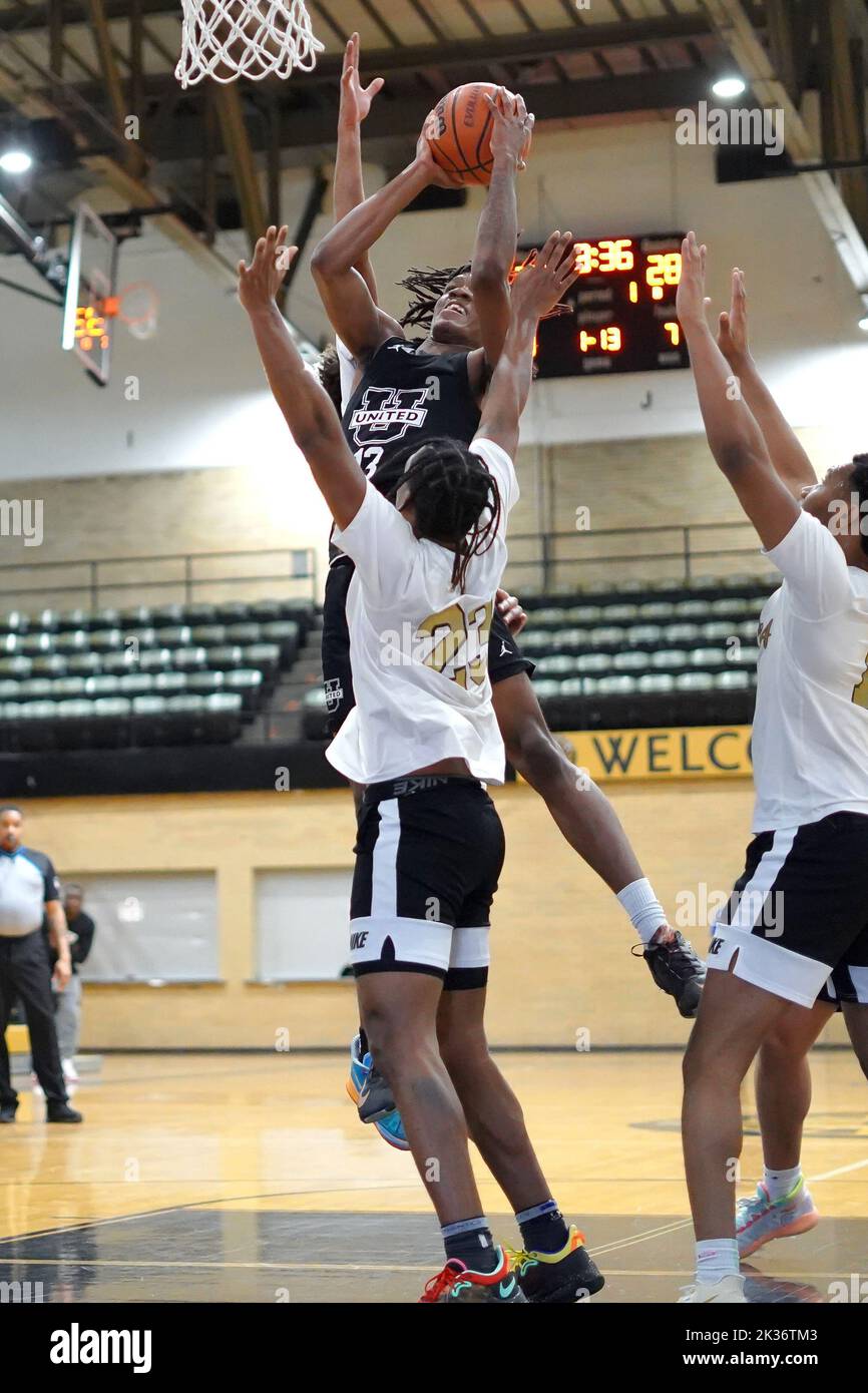 A basketball player dunking the ball into the hoop Stock Photo - Alamy