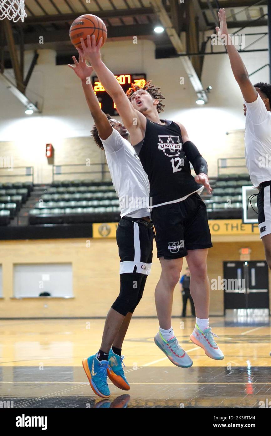 A basketball player dunking the ball into the hoop Stock Photo - Alamy