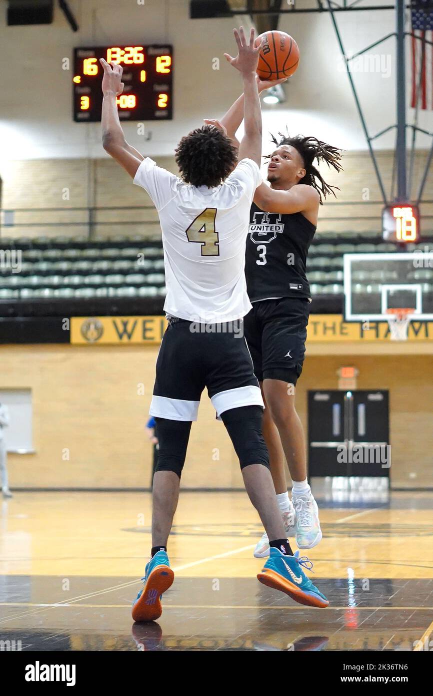 A basketball player shooting the ball into the hoop Stock Photo - Alamy