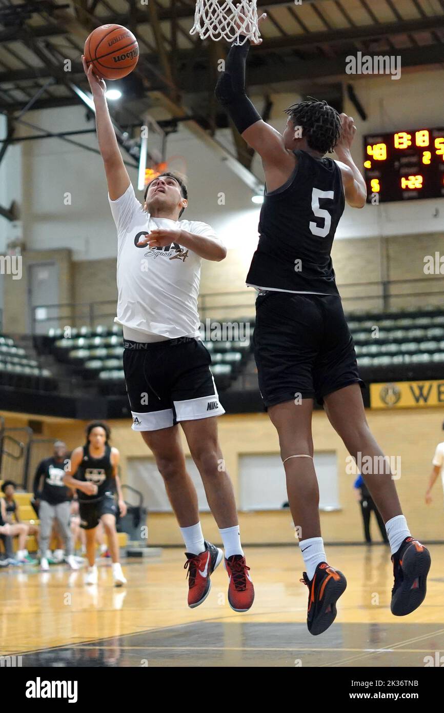 A basketball player shooting the ball into the hoop Stock Photo - Alamy