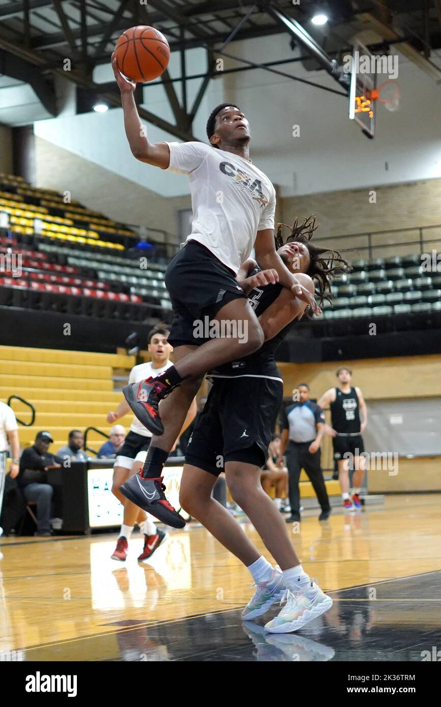 A basketball player dunking the ball into the hoop Stock Photo - Alamy