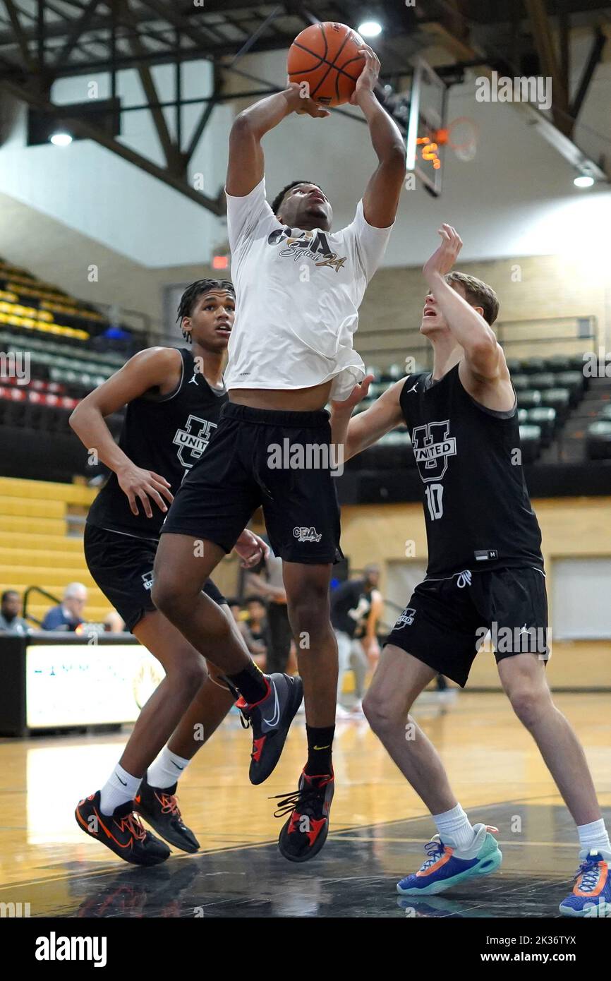 A basketball player dunking the ball into the hoop Stock Photo - Alamy
