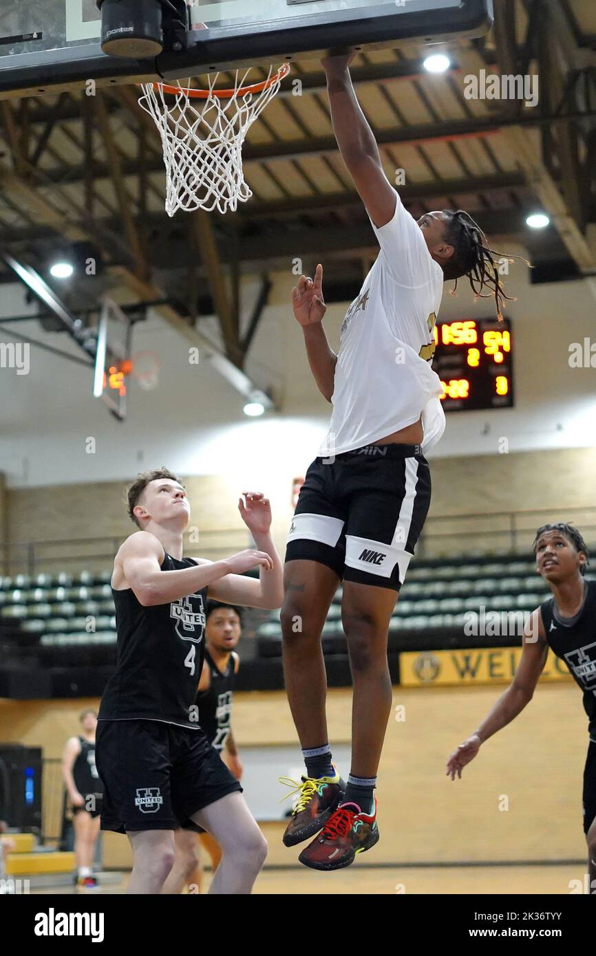 A basketball player dunking the ball into the hoop Stock Photo - Alamy