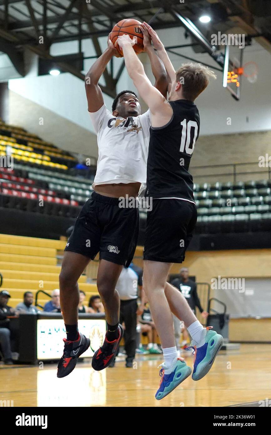 A basketball player dunking the ball into the hoop Stock Photo - Alamy