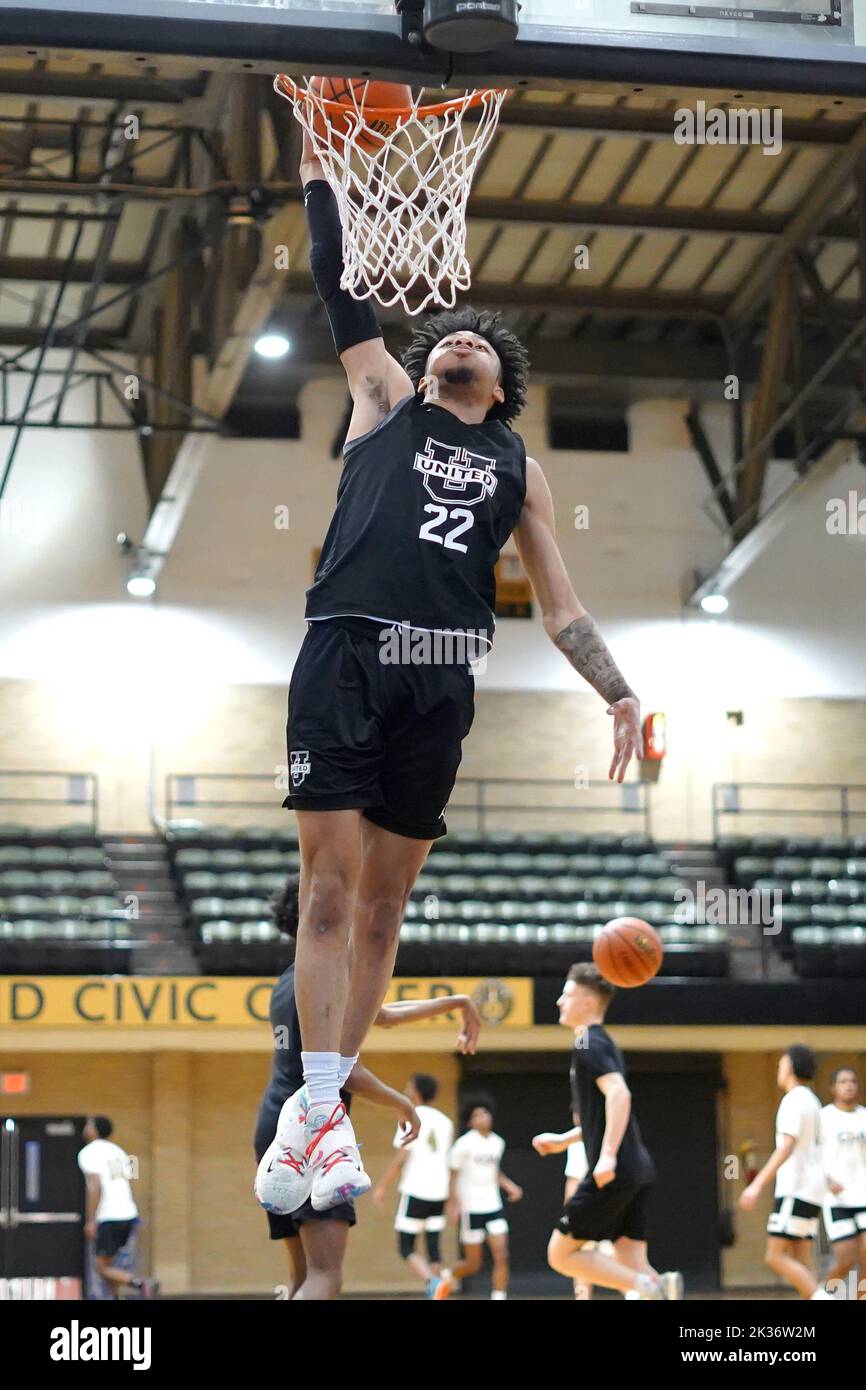 A basketball player dunking the ball into the hoop Stock Photo - Alamy