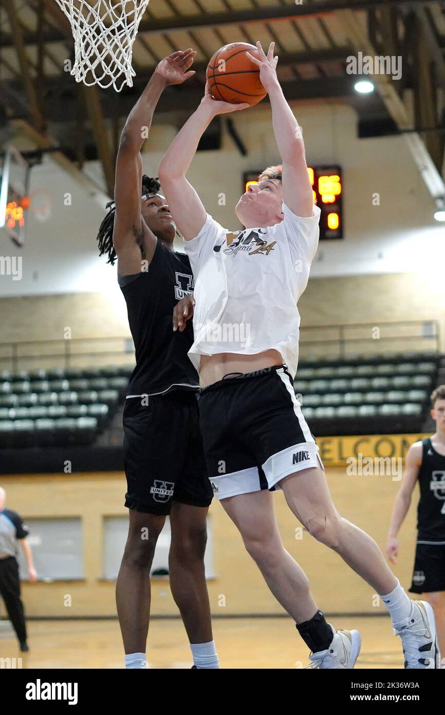 A basketball player shooting the ball into the hoop Stock Photo - Alamy