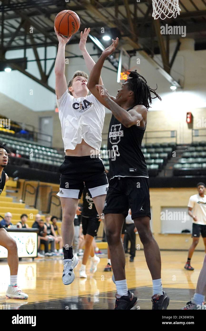 A basketball player shooting the ball into the hoop Stock Photo - Alamy