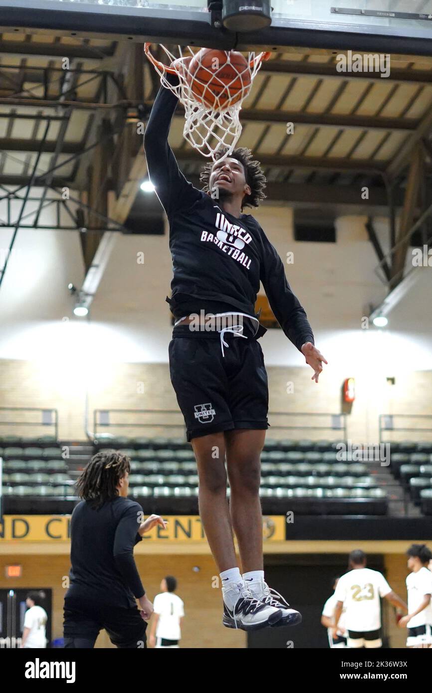 A basketball player dunking the ball into the hoop Stock Photo - Alamy